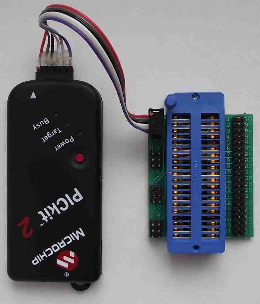 Az áramkör képe . Itt pedig összekötve a PIC ICD2 panellel , vagy a PICKIT2 programozóval